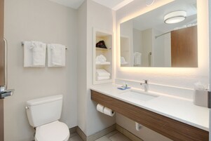 Quarto Standard, 1 cama king-size | Casa de banho | Uma combinação polibã/banheira, um secador de cabelo 