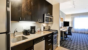 Suite, 1 quarto | Cozinha privada | Um frigorífico/congelador grande, um micro-ondas, uma placa de cozinha