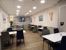 Pequeno-almoço tipo buffet diário mediante uma taxa 