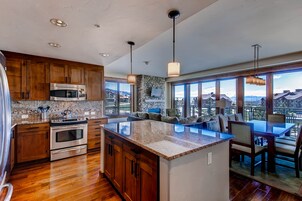 Condo, 3 quartos (Condo, 3 Bedrooms) | Cozinha privada | Frigobar, micro-ondas, cooktop, lava-louças