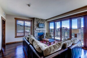 Condo, 3 quartos (Condo, 3 Bedrooms) | Individualmente decorados, individualmente mobiliados