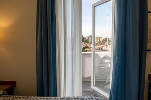 Quarto solteiro conforto, sacada | Edredons de pluma, frigobar, cofres nos quartos, escrivaninha