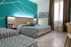 Quarto triplo | Edredons de pluma, frigobar, cofres nos quartos, escrivaninha