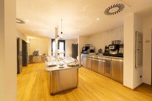 Pequeno-almoço tipo buffet diário (8.00 EUR por pessoa) 