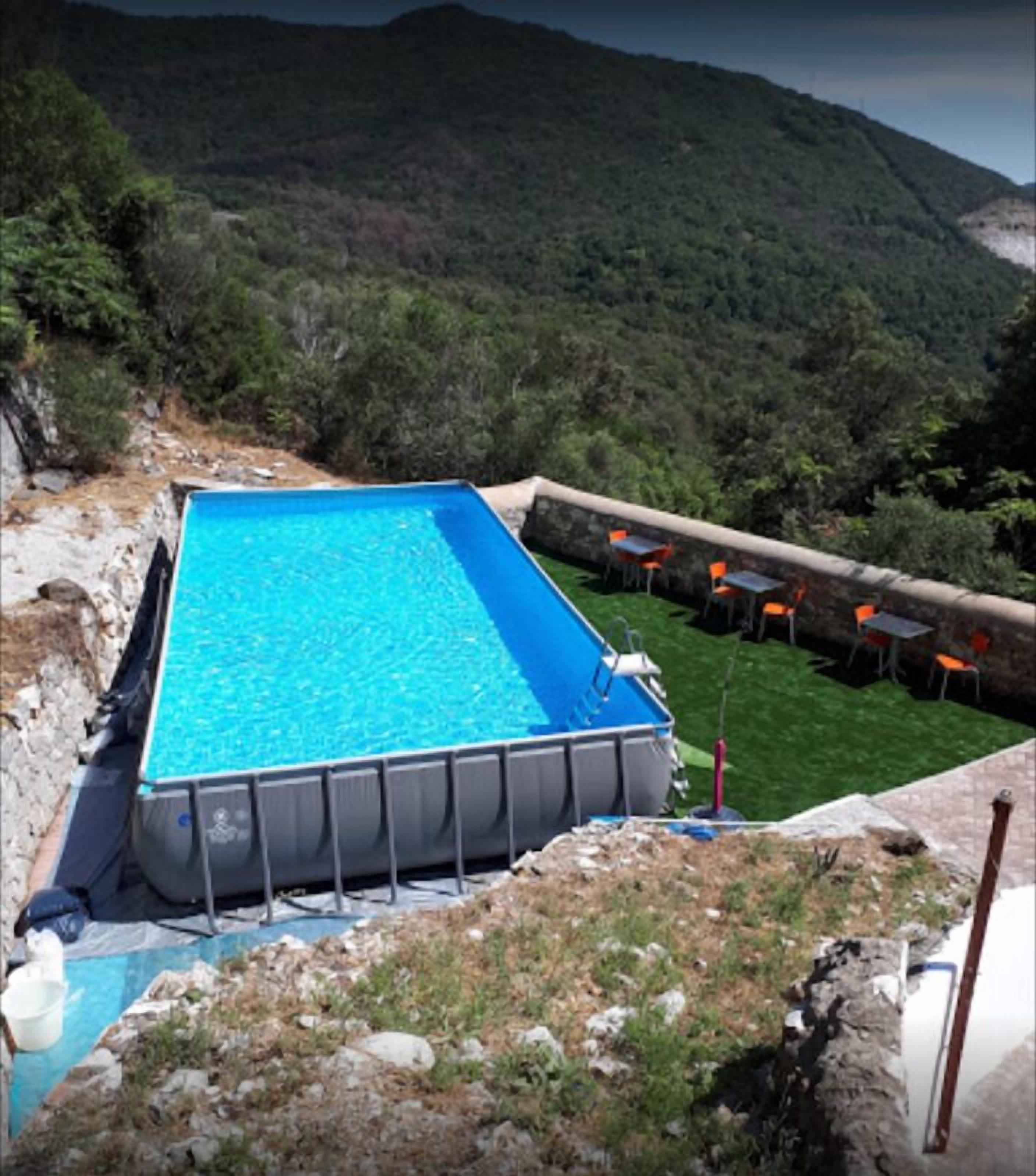 Piscina externa sazonal, guarda-sóis, espreguiçadeiras