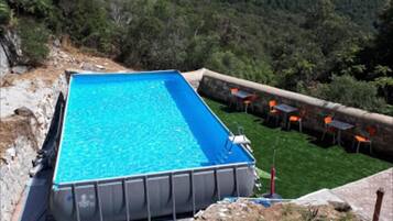 Piscina externa sazonal, guarda-sóis, espreguiçadeiras