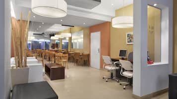 Pequeno-almoço tipo buffet diário (7 USD por pessoa)