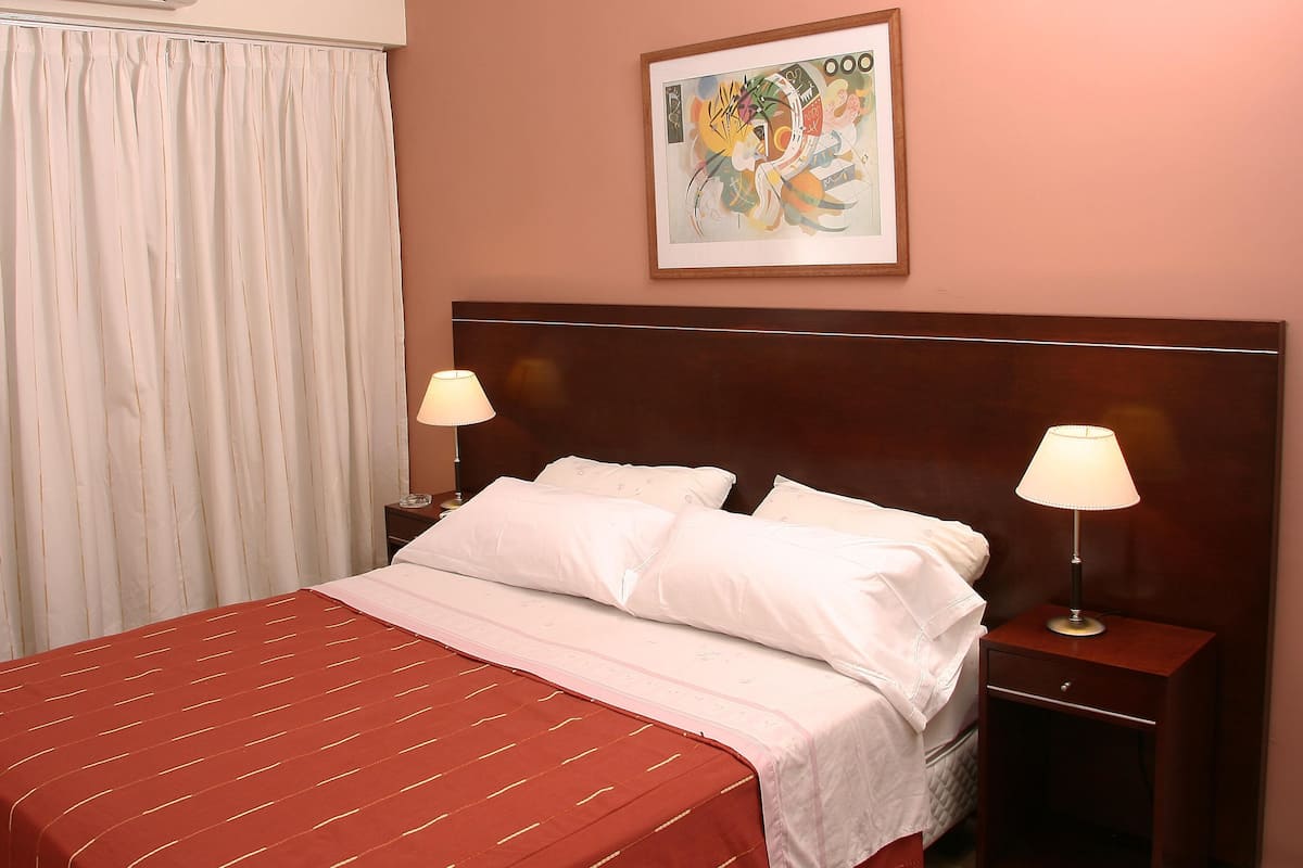 Cofre no quarto, secretária, berços/camas para crianças grátis