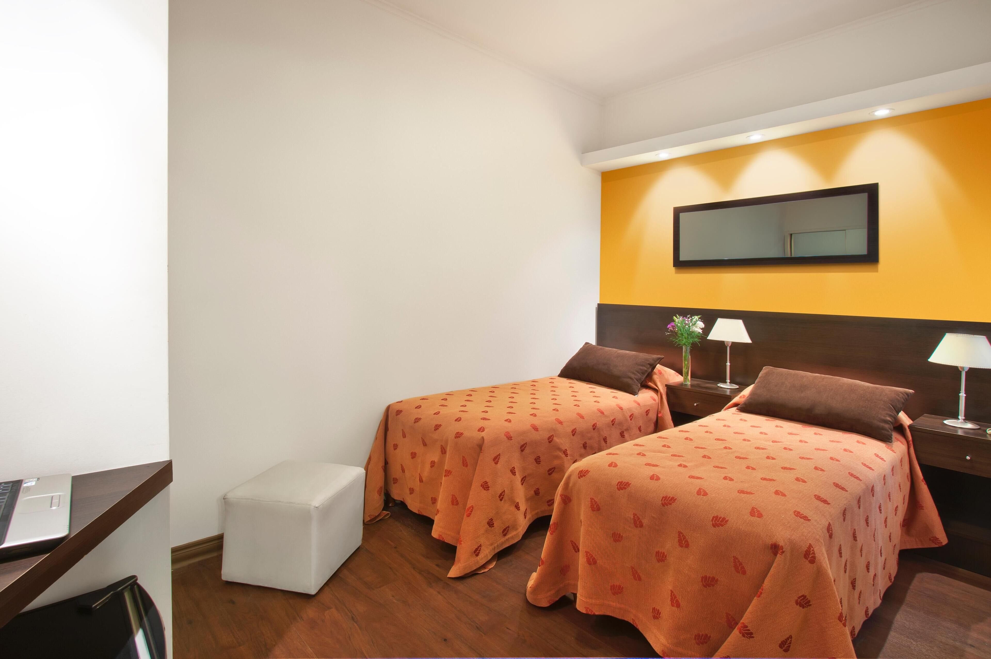 Cofre no quarto, secretária, berços/camas para crianças grátis 