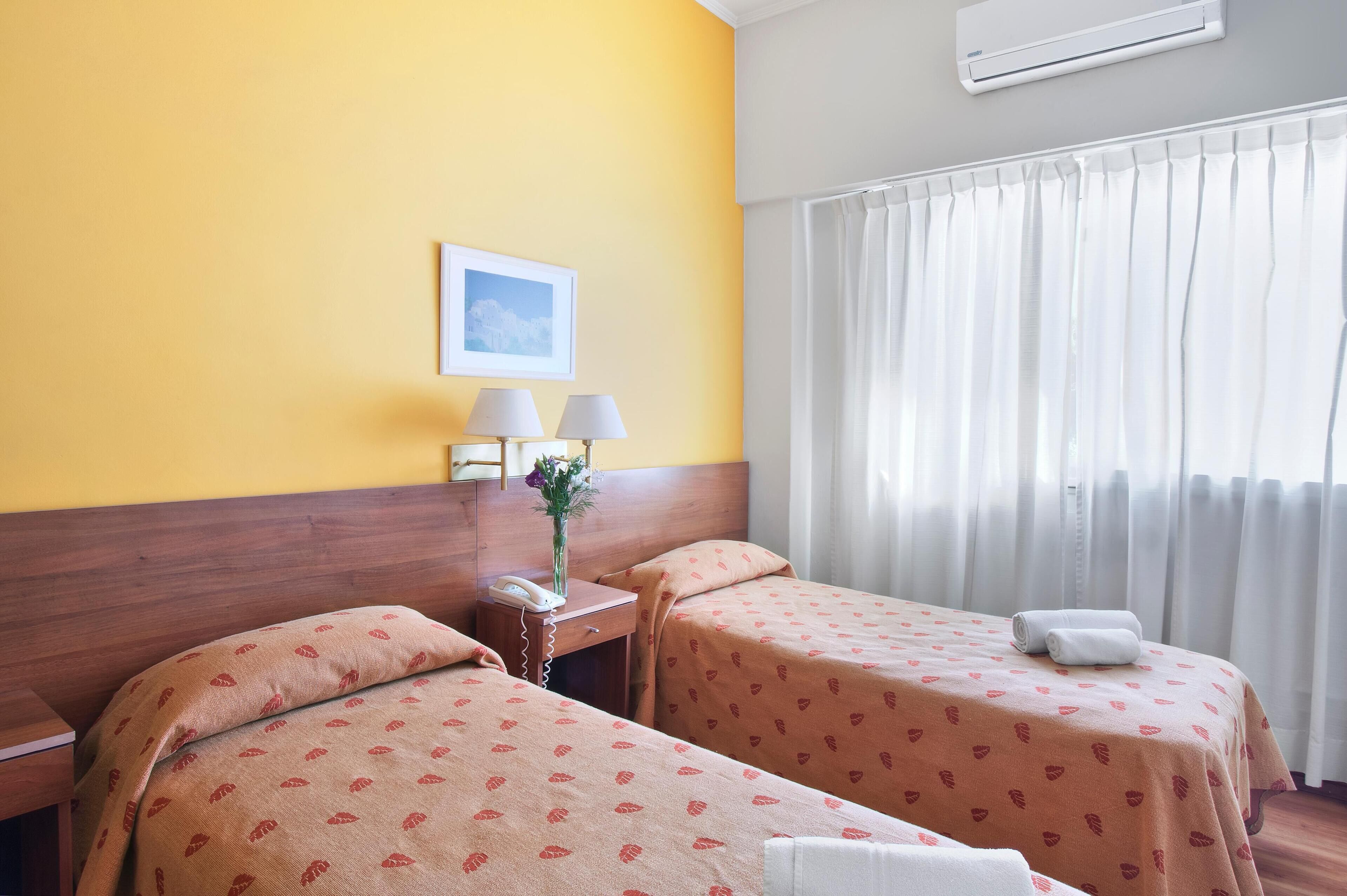 Cofre no quarto, secretária, berços/camas para crianças grátis 