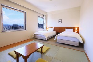 Edredons de pluma, escrivaninha, cortinas blackout