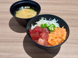 Uma tigela de sashimi com arroz e uma pequena tigela de sopa.