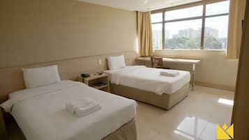 Minibar, cofre no quarto, secretária, cortinas/cortinados opacos