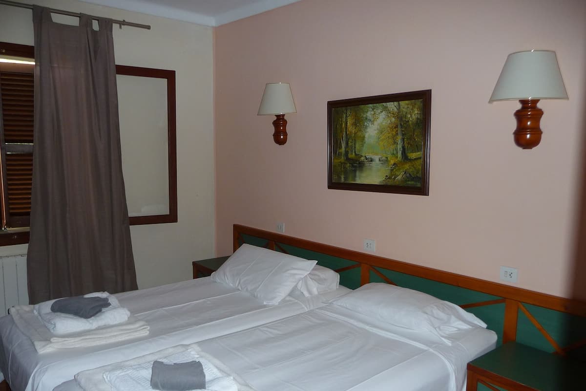 Apartamento Superior, 2 quartos, vista para a piscina, na torre | 1 quarto, com decoração personalizada, com mobília individualizada