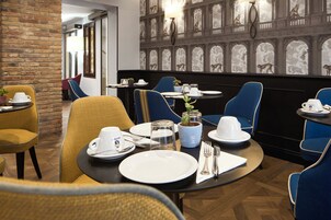 Café da manhã com buffet todos os dias (EUR 15 por pessoa) 