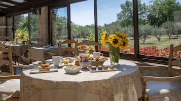 Café da manhã com buffet todos os dias (EUR 18 por pessoa)