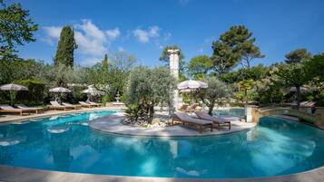 Piscina exterior, guarda-sóis, espreguiçadeiras