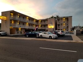 Fachada do alojamento (tarde/noite)