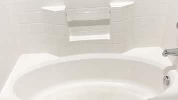 Uma combinação polibã/banheira, um secador de cabelo