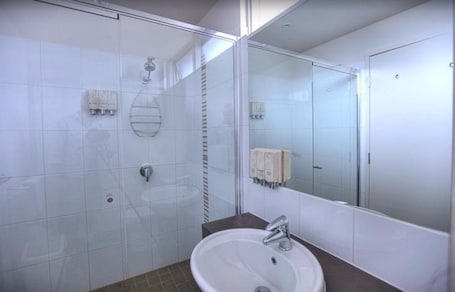 Chuveiro, secador de cabelo, toalhas de banho . Mansfield Motel