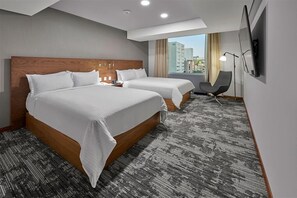 Edredões de penas, cofre no quarto, secretária 