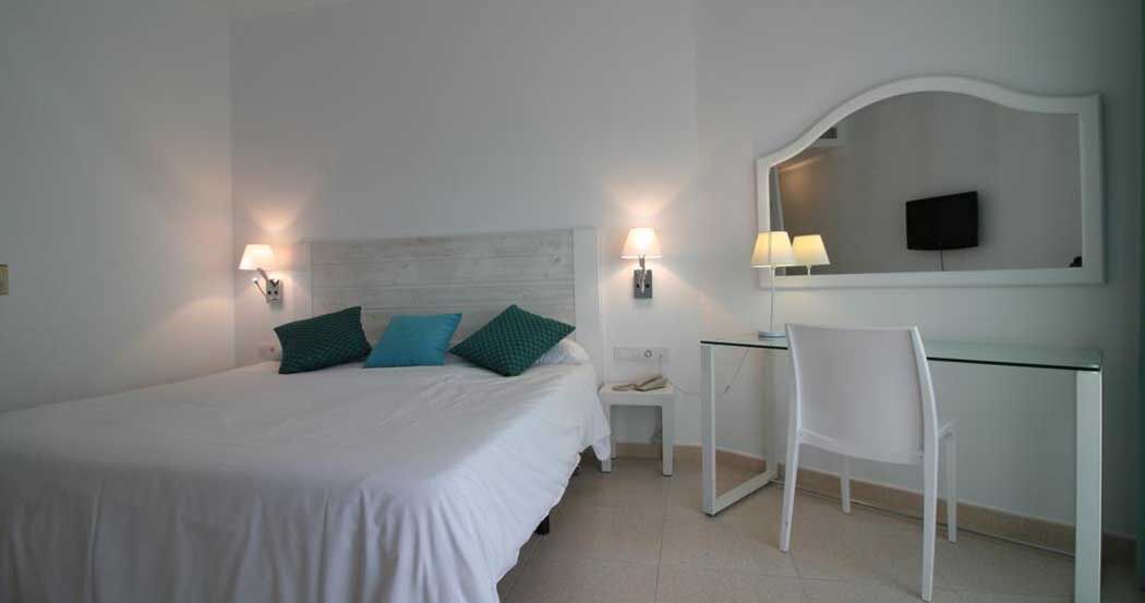 Frigobar, cofres nos quartos, escrivaninha, cortinas blackout