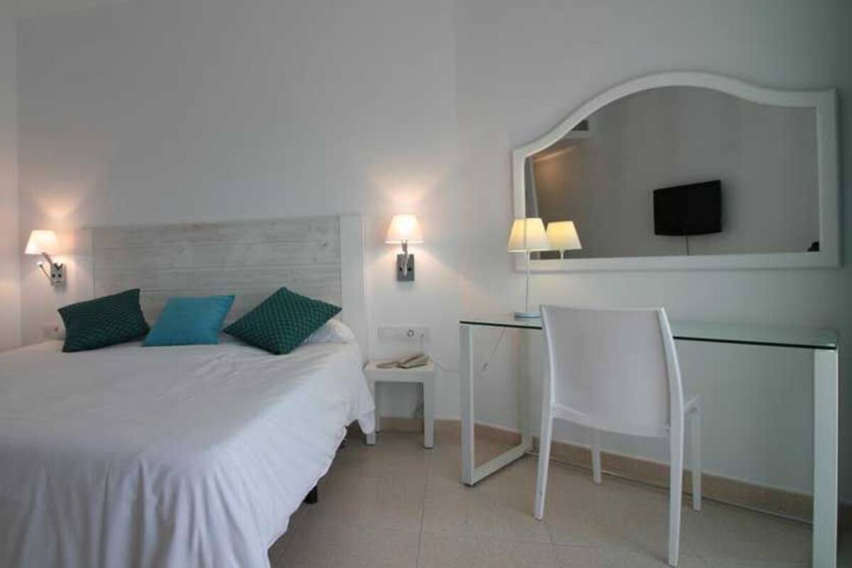 Frigobar, cofres nos quartos, escrivaninha, cortinas blackout