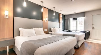 Quarto luxo, 2 camas Queen, no piso térreo | Escrivaninha, cortinas blackout, quartos à prova de som