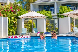 Piscina exterior, toldos gratuitos, guarda-sóis 