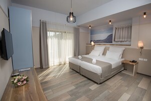 Minibar, cofre no quarto, secretária, cortinas/cortinados opacos 