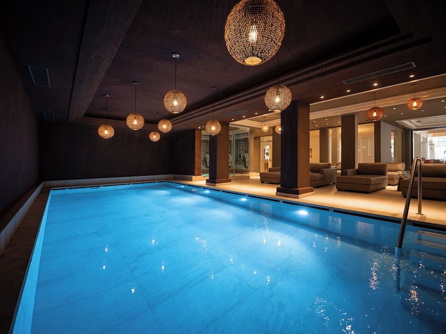 Piscina interior, piscina exterior, guarda-sóis, espreguiçadeiras