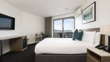 Roupa de alta qualidade, cofre no quarto, secretária