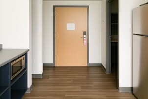 Quarto Duplo Básico | Cozinha privada | Um frigorífico, um micro-ondas 