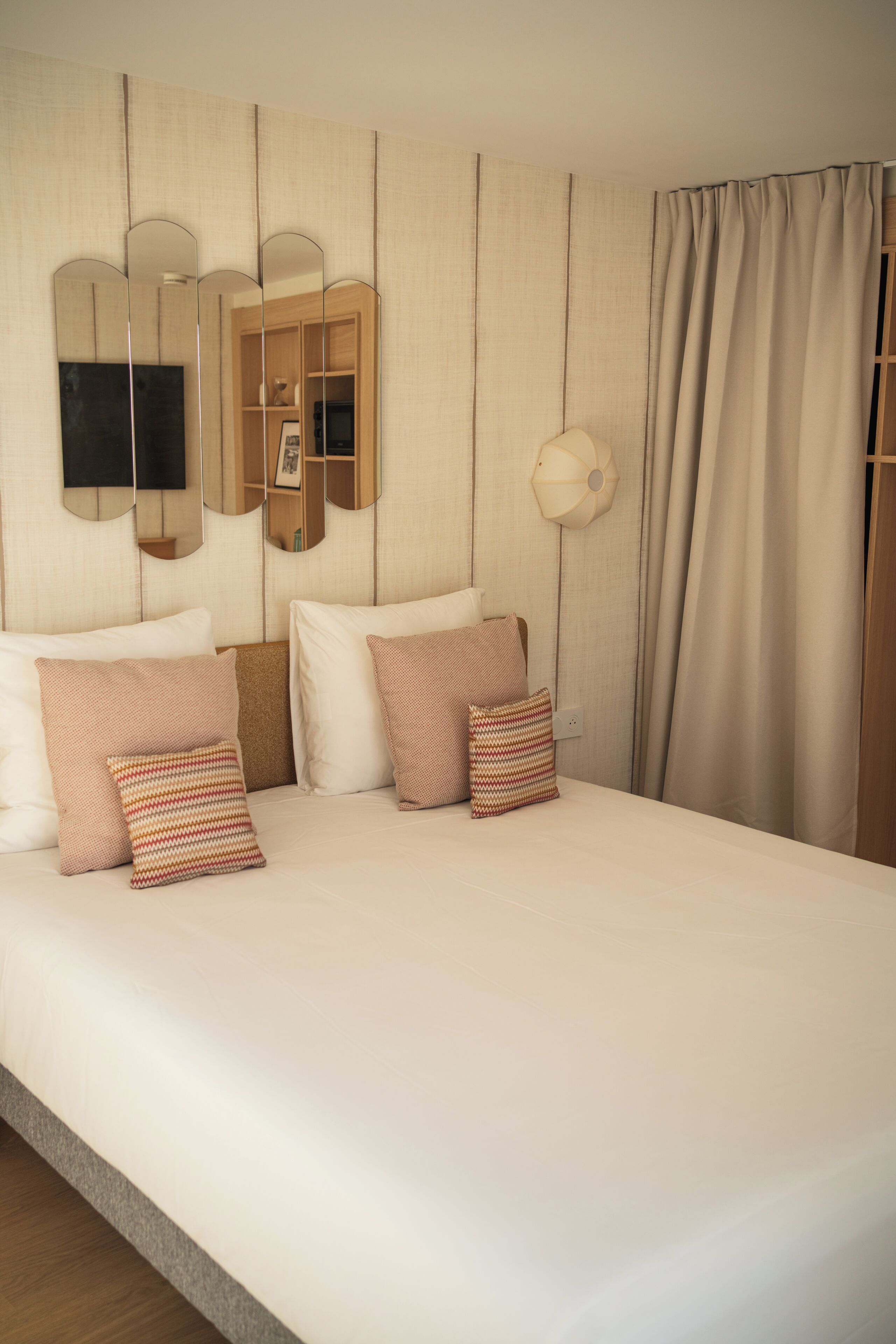 Quarto Triplo Clássico, vista para o mar | Cortinas/cortinados opacos, berços/camas para crianças grátis 