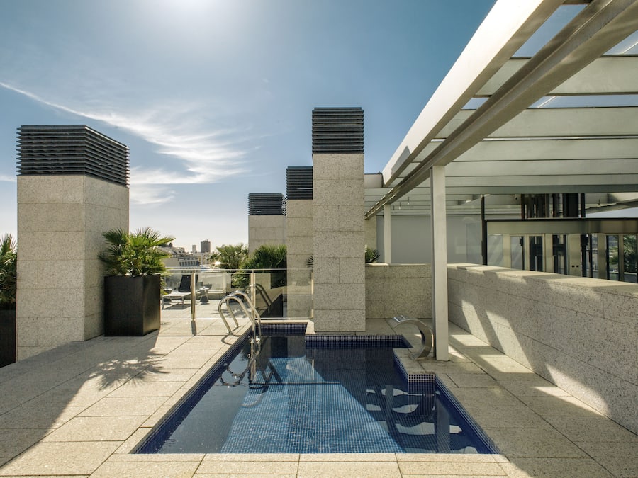 Piscina exterior sazonal, espreguiçadeiras