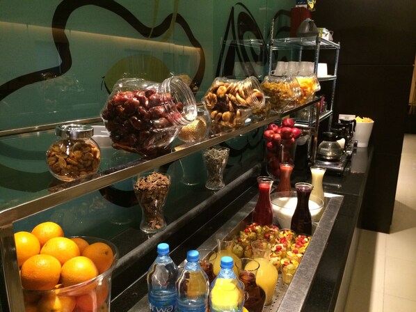 Pequeno-almoço tipo buffet diário (12.71 USD por pessoa)