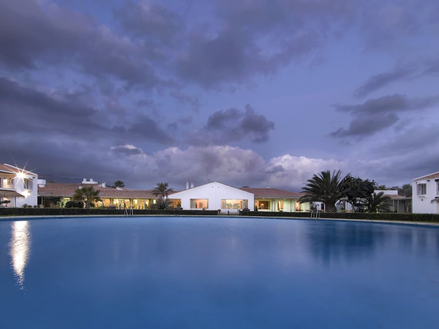 Piscina externa sazonal, espreguiçadeiras