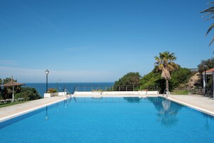 Piscina externa, espreguiçadeiras