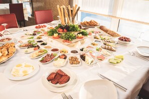 Uma mesa posta para refeição com diversos pratos e utensílios.