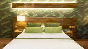 Quarto casal superior | Roupas de cama antialérgicas, frigobar, cortinas blackout