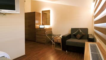 Quarto solteiro standard, 1 cama de solteiro | Área de estar | TV LCD 50 cm com canais via satélite, TV