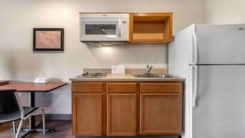 Estúdio Standard, 1 cama queen-size, não fumadores, frigorífico e micro-ondas | Cozinha privada | Um frigorífico/congelador grande, um micro-ondas, uma placa de cozinha