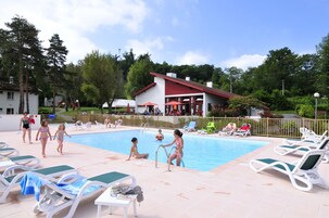 Piscina externa sazonal, guarda-sóis, espreguiçadeiras