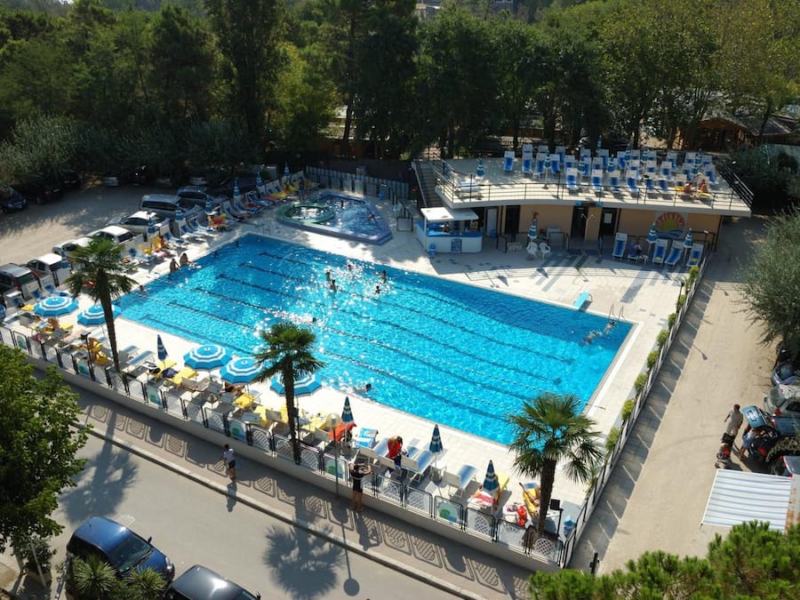 Piscina exterior, da(s) 9:00 à(s) 18:30, guarda-sóis