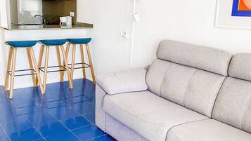 Apartamento, 1 quarto (2 Pax) | Cofre no quarto, com decoração personalizada, secretária