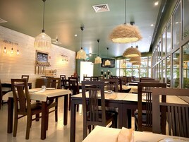 Café da manhã, almoço e jantar; culinária portuguesa 