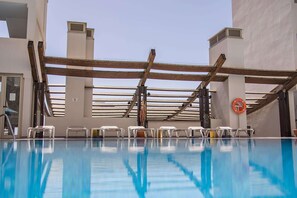 Piscina exterior, guarda-sóis, espreguiçadeiras 