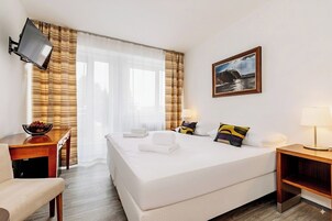 Quarto Duplo Superior | Cofre no quarto, cortinas/cortinados opacos, Wi-fi grátis 