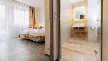 Quarto casal superior | Banheiro | Chuveiro, secador de cabelo, toalhas de banho