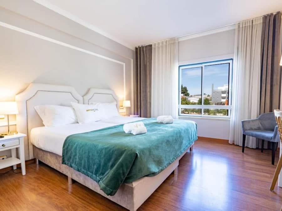 Escrivaninha, Wi-Fi de cortesia, roupa de cama